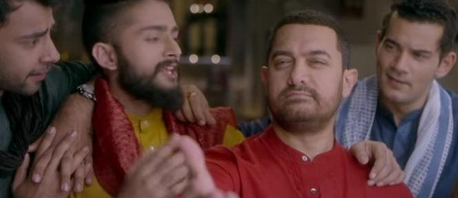 Aamir tries to re-create SRK's famous DDLJ - 'PALAT' scene Hindi Movie ...